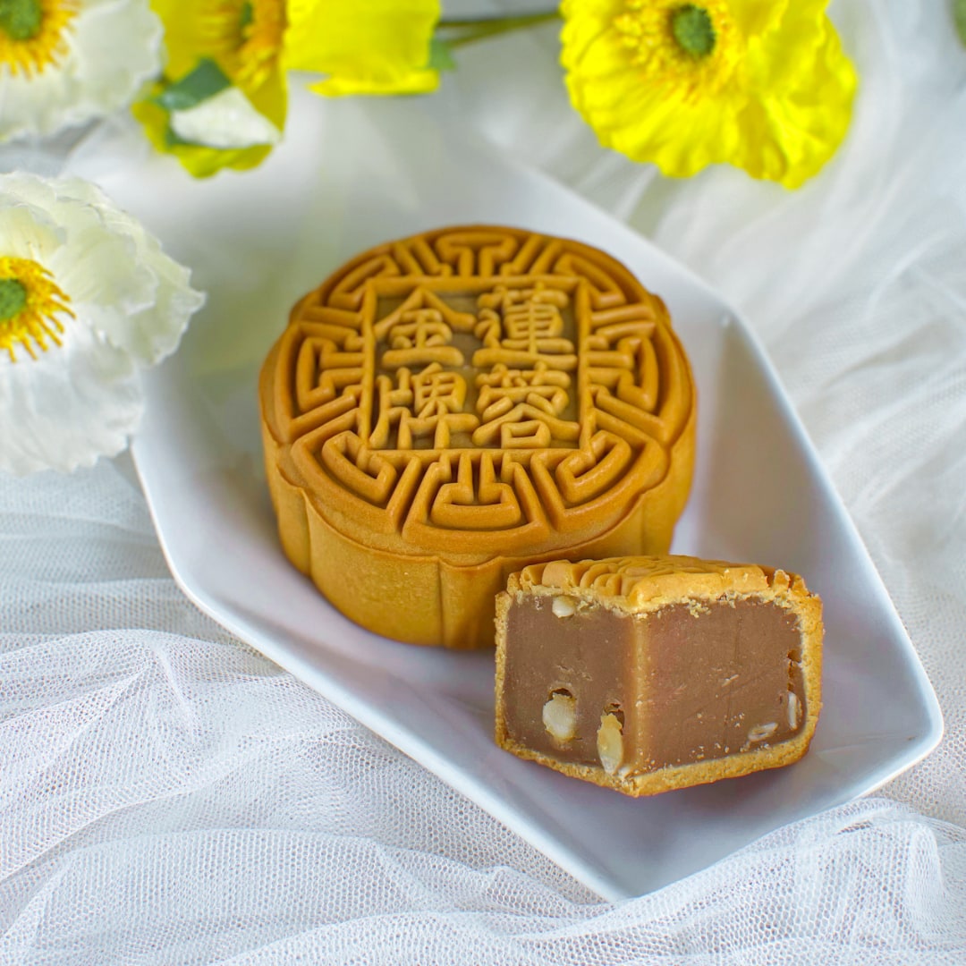 Less Sugar Pure Lotus Mooncake 少糖金牌莲蓉月饼 | Delivery in KL - YuBake