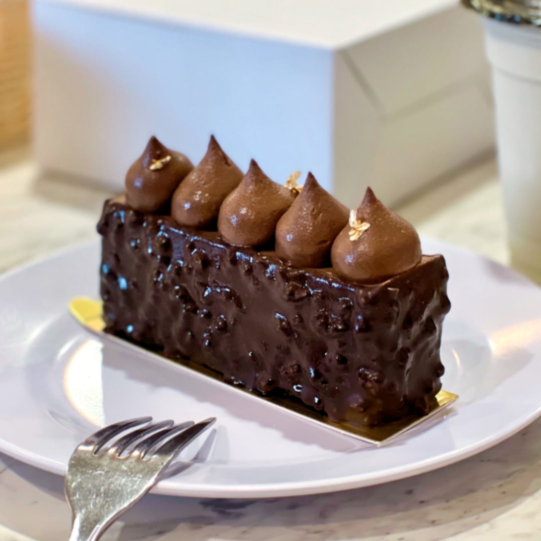 Magnum Premium Chocolate Cake - Slice Cake Delivery - YuBake