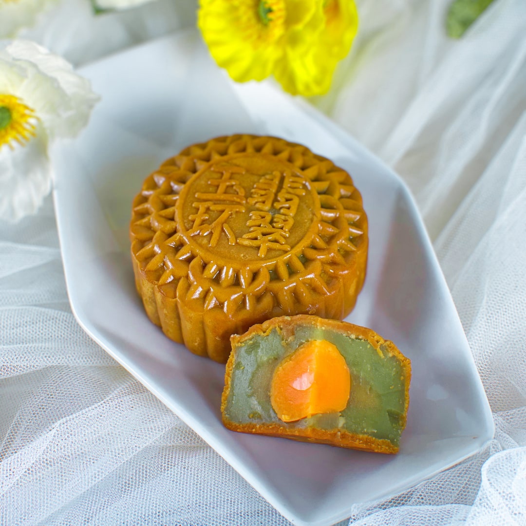 Pandan Lotus Salted Mung Bean Yolk Mooncake 玉环翡翠月饼 - YuBake