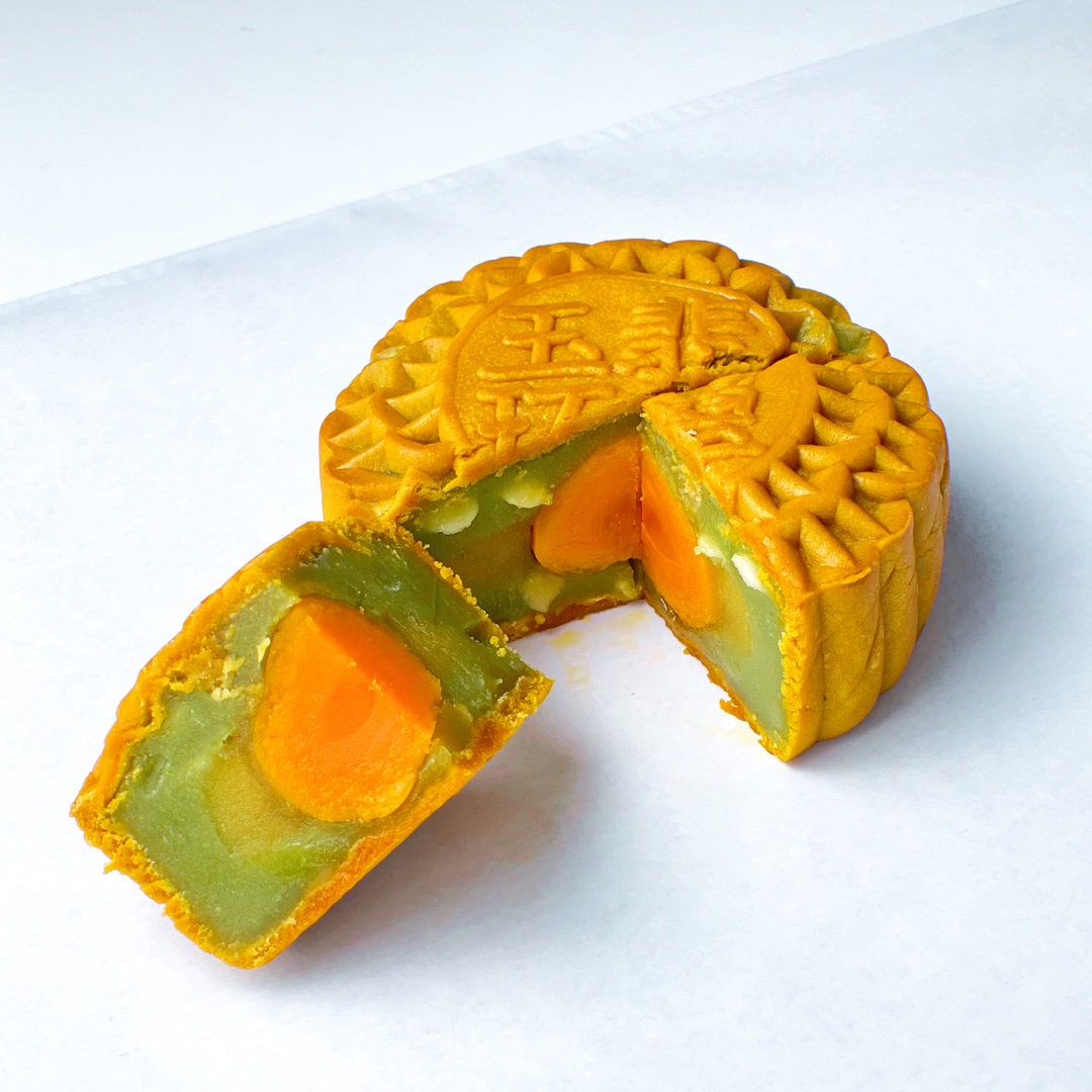 Pandan Lotus Salted Mung Bean Yolk Mooncake 玉环翡翠月饼 - YuBake