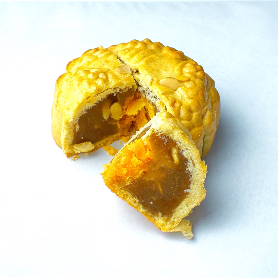 Shanghai Lotus Single Yolk Mooncake 单黄上海月饼 - YuBake