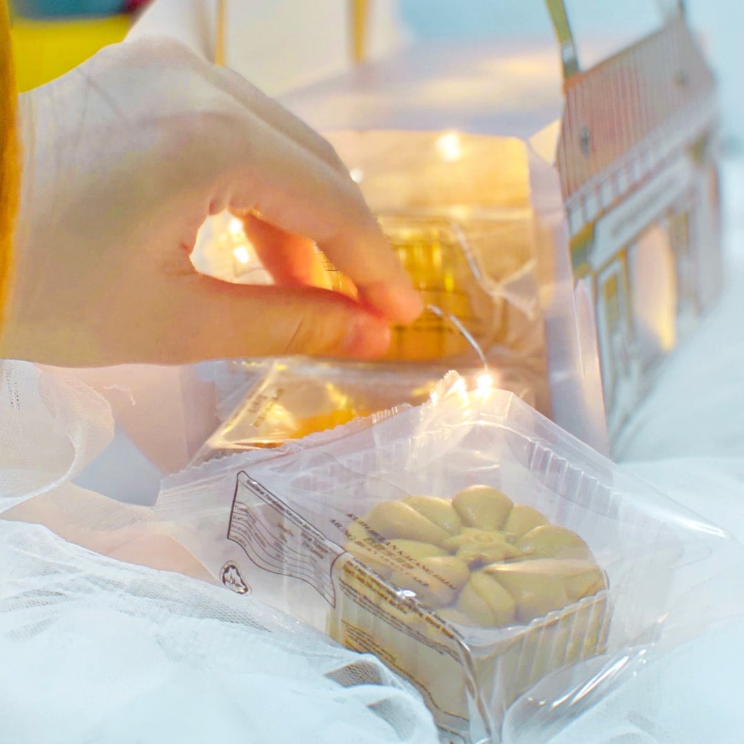 Rabbit Girl (mini) Mooncake Gift Set - Delivery in KL - YuBake